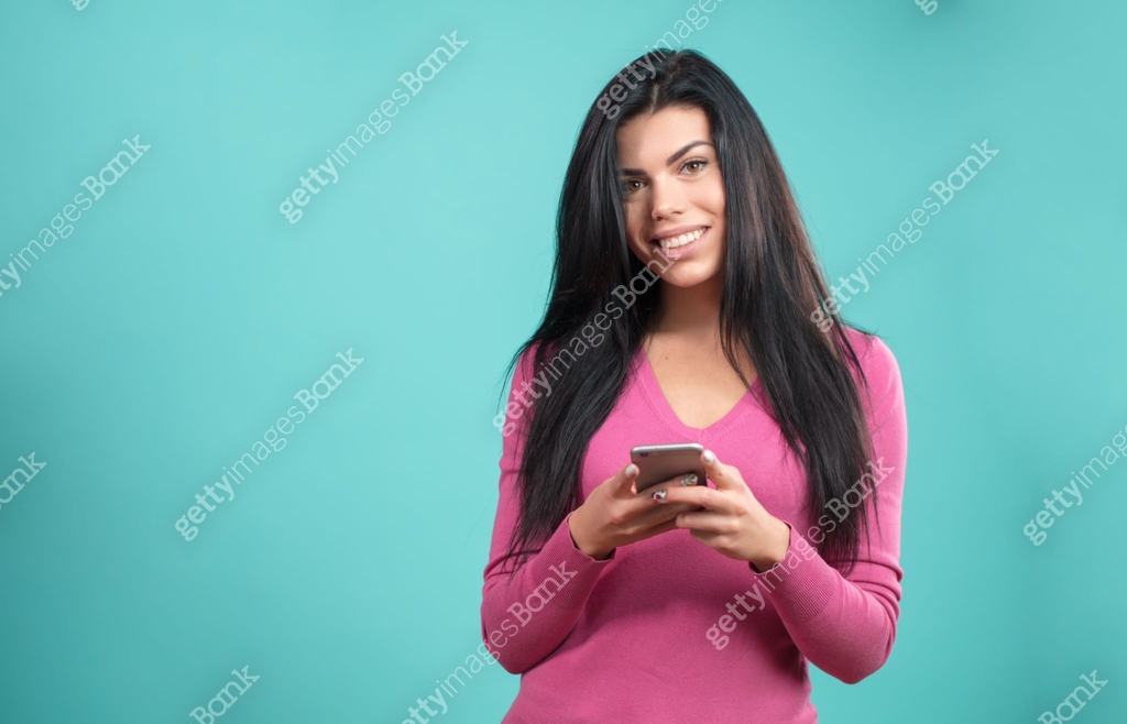 awasome woman in stylish outfit spending time on mobile phone 이미지 ... awasome woman in stylish outfit spending time on mobile phone 이미지 ...