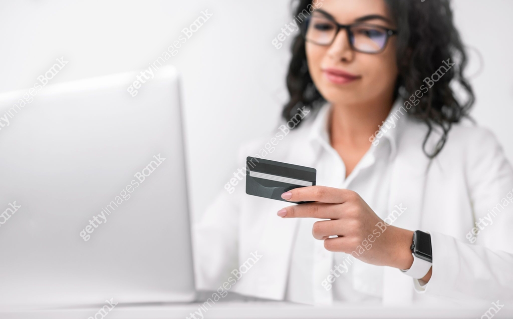 Hispanic Girl Entering Security Code Using Laptop Keyboard 이미지 1193721397 게티이미지뱅크