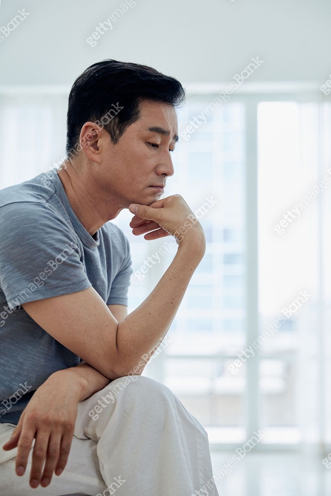 중년남자 성인남자 번아웃증후군 격언 스트레스 걱정 어두운표정 이미지 Jv12386320 게티이미지뱅크