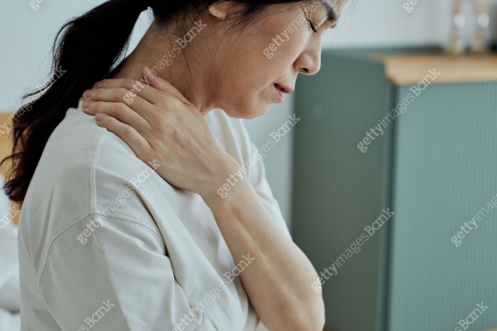 50대 중년 중년여자 성인여자 완경기 컨셉 번아웃증후군 격언 고통 컨셉 어깨통증 고통 이미지