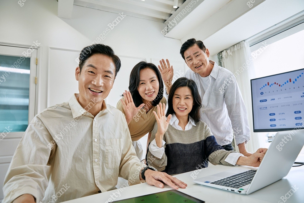 사무실 업무현장 비즈니스미팅 미팅 회의실 사무실 분석 노트북사용 컴퓨터사용 미소 밝은표정 성취 성공