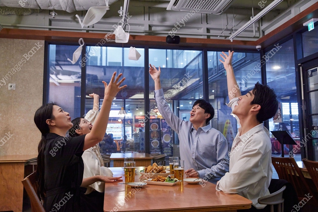 한국인 회식 친목회 송년회 연례행사 술 음료 마스크 방호용품 코로나19 코로나바이러스 종식 던지기