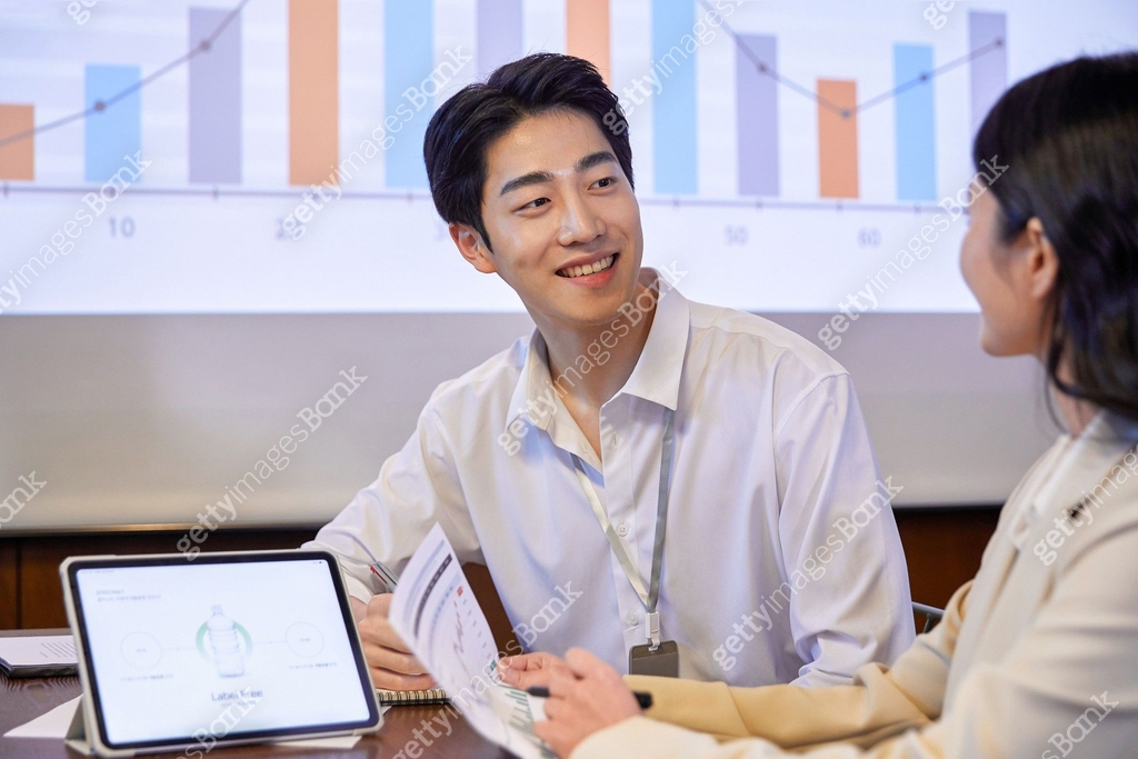 비즈니스 비즈니스미팅 미팅 회의실 경영전략 비즈니스맨 비즈니스우먼 미소 이미지 Jv12518686 게티이미지뱅크