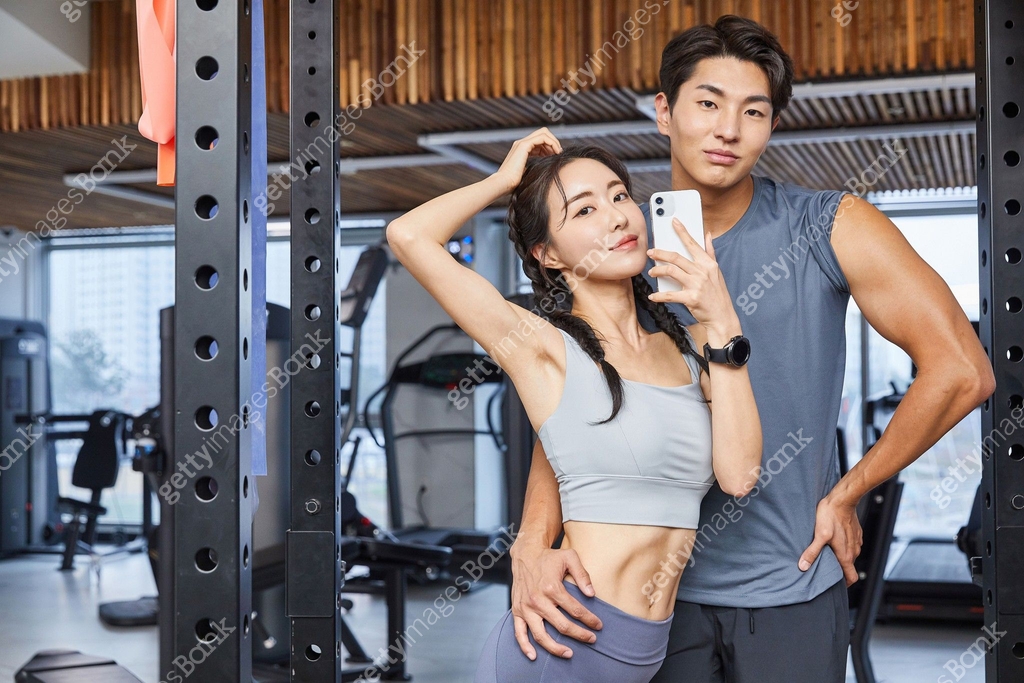 여성 헬스클럽 레저시설 거울 셀프카메라 포즈취하기 포즈 몸의 자세 이미지 Jv12537452 게티이미지뱅크