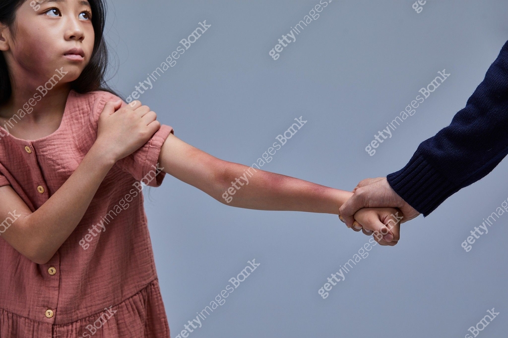 어린이 나이 소녀 아동학대 가정폭력 가족 물리적압력 컨셉 타박상 상해 불안 컨셉 이미지
