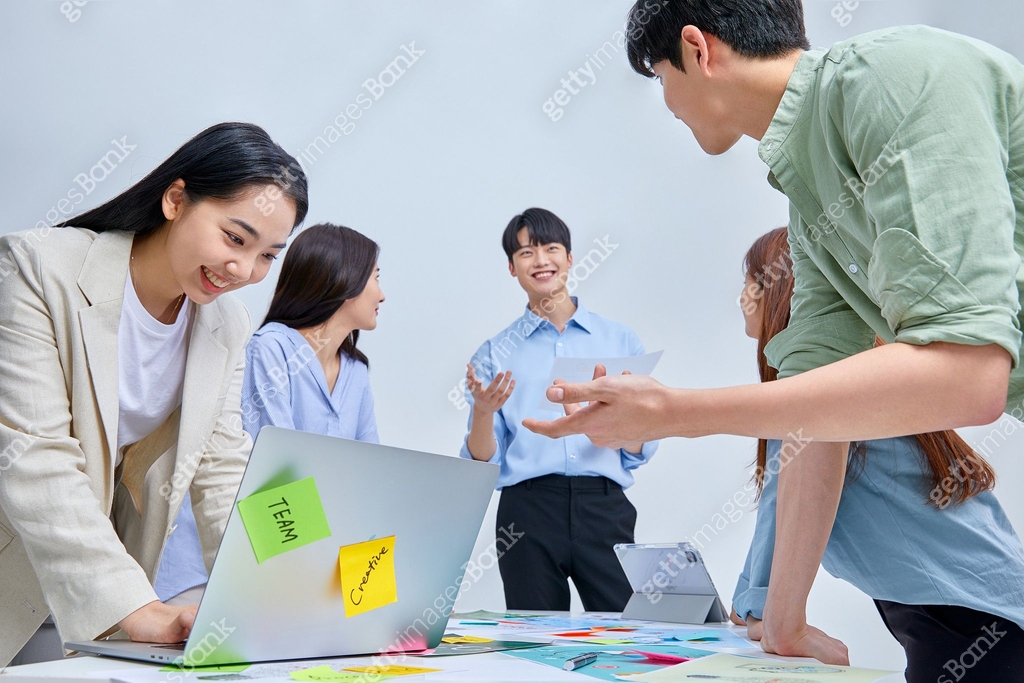 20대 청년 여성 남성 대학생 비즈니스미팅 미팅 브레인스토밍 Mz세대 스타트업 비즈니스 토론 미소