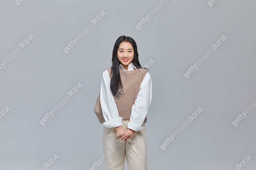 여성 신입생 학생 대학생 Mz세대 청년여자 성인여자 미소 밝은표정 이미지 Jv12563275 게티이미지뱅크