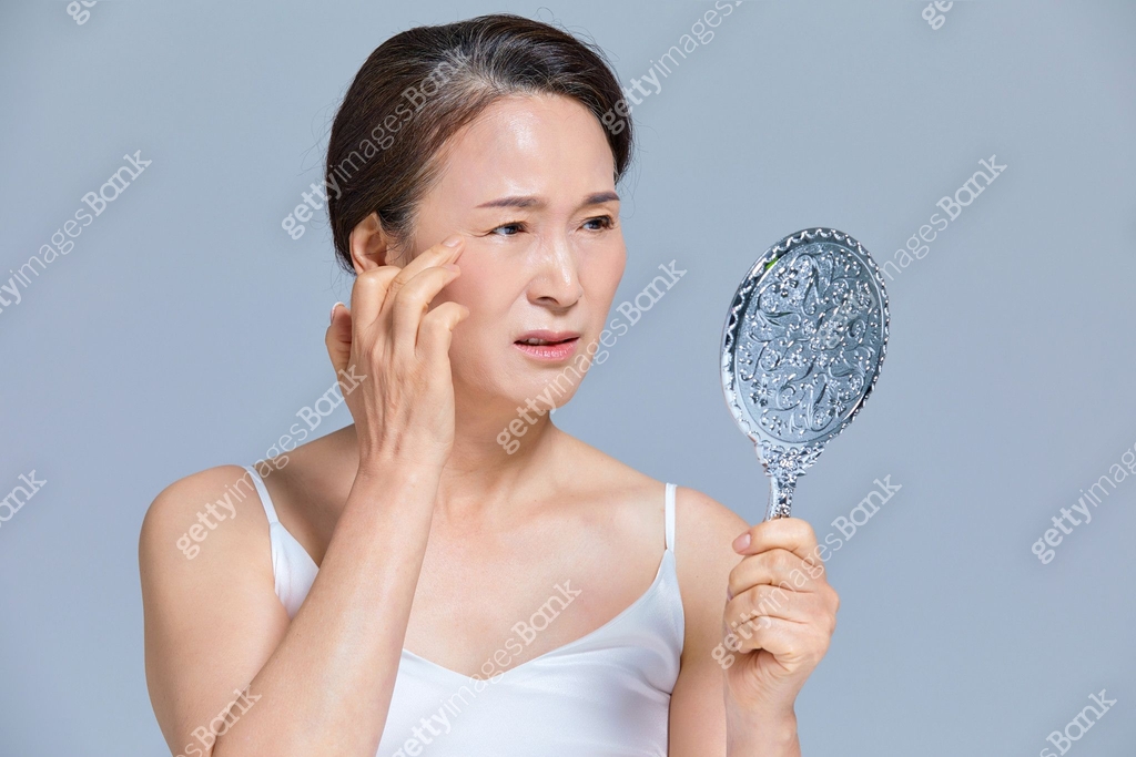60대 노인 여성 중년여자 성인여자 뷰티 사람피부 주요신체부분 주름 물체묘사 노화 컨셉 걱정