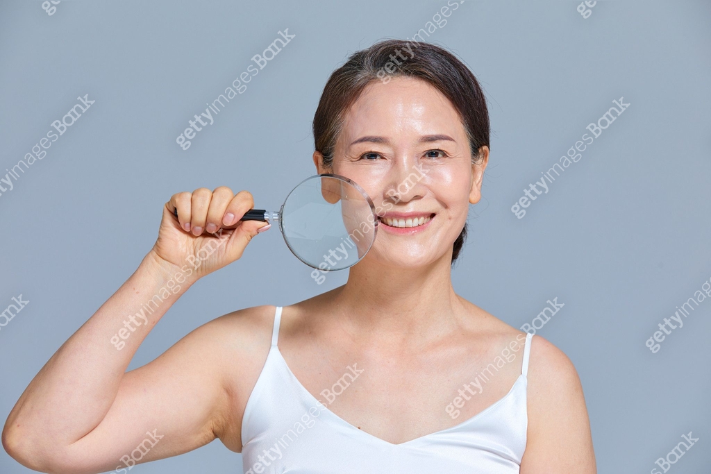 60대 노인 여성 중년여자 성인여자 뷰티 사람피부 주요신체부분 주름 물체묘사 노화 컨셉 돋보기