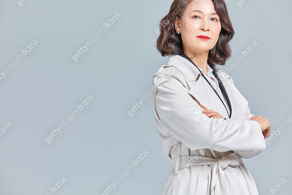 여성 Ceo 비즈니스우먼 패션 중년여자 성인여자 트렌치코트 이미지 Jv12599763 게티이미지뱅크