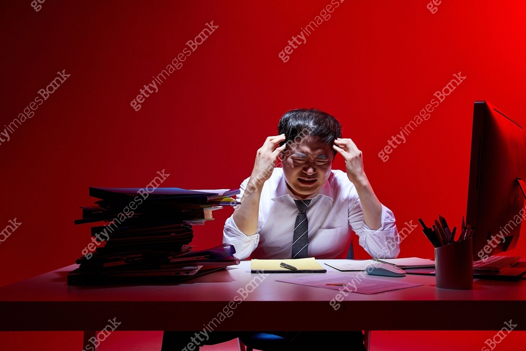 화이트칼라 전문직 사무실 업무현장 스트레스 피로 물체묘사 번아웃증후군 스트레스 짜증 컨셉 이미지