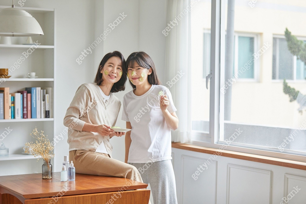 엄마 딸 스킨케어 뷰티 얼굴팩 화장품 함께함 컨셉 여성 라이프스타일 이미지 Jv12627885 게티