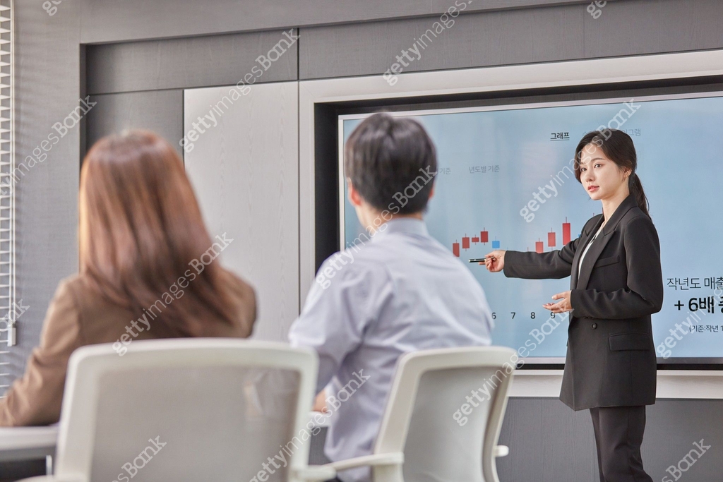 사무실 화이트칼라 전문직 비즈니스맨 사업가 비즈니스 주제 비즈니스미팅 미팅 회의실 비즈니스우먼