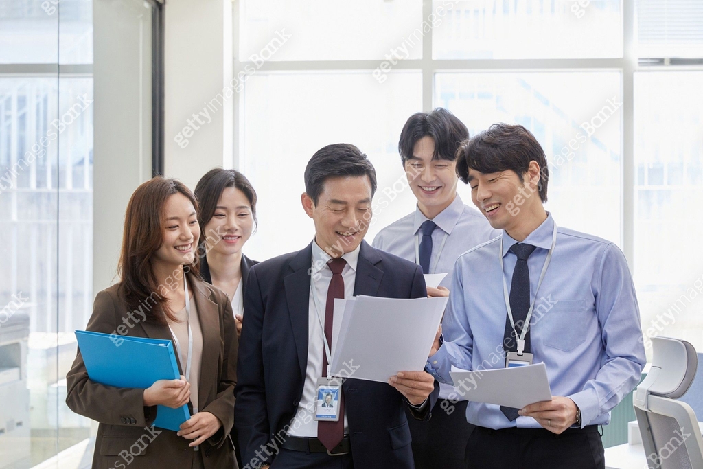 화이트칼라 전문직 비즈니스 사무실 업무현장 팀워크 협력 미소 만족 이미지 Jv12638277 게티이미지뱅크