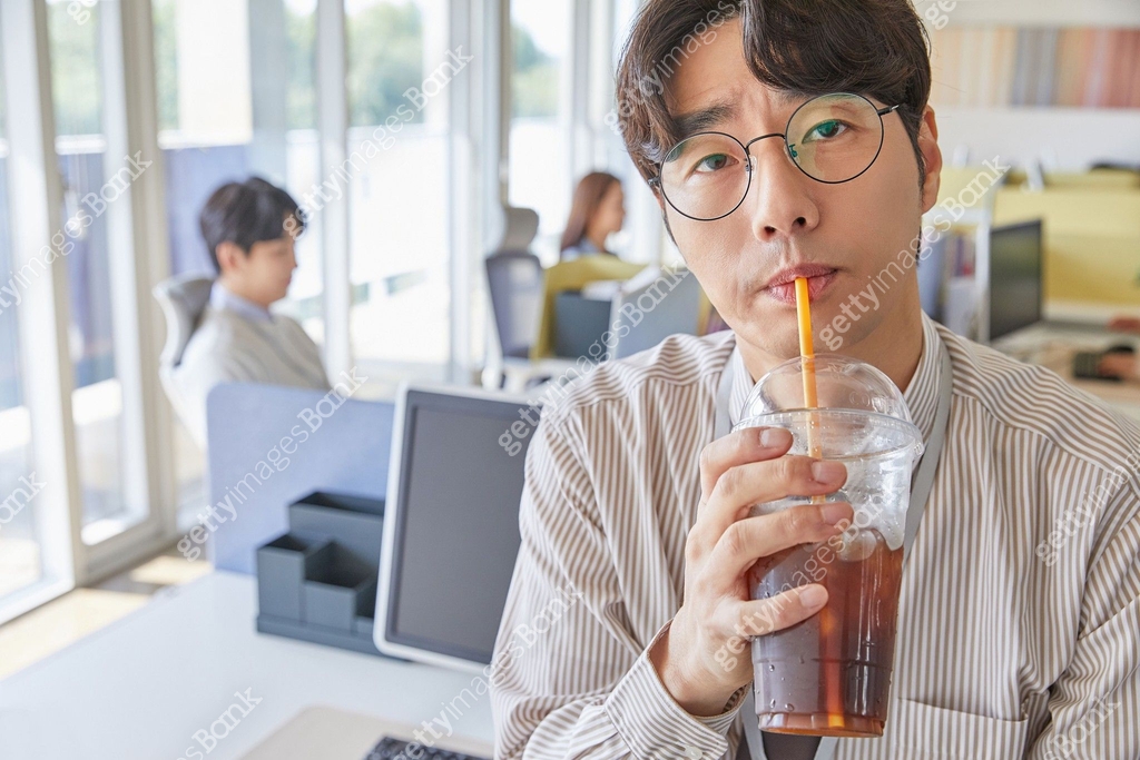 화이트칼라 전문직 사무실 근로시간 주제 커피브레이크 피로 물체묘사 번아웃증후군 스트레스 이미지