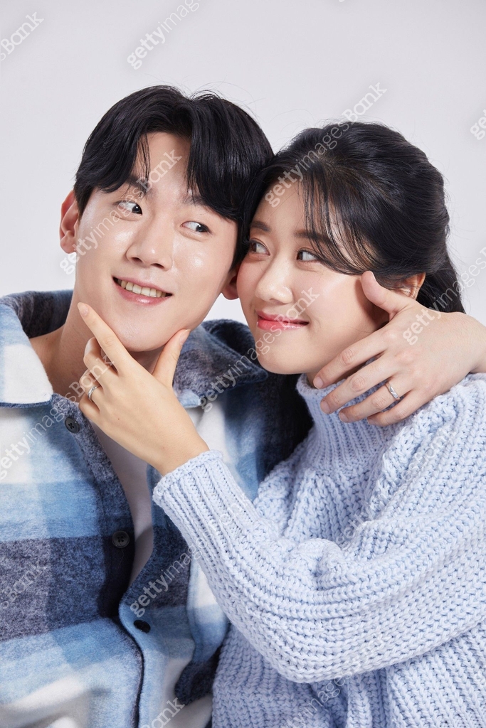 커플 인간관계 사랑 컨셉 따뜻한옷 커플링 반지 웃음 얼굴표정 애정표현 이미지 Jv12643160
