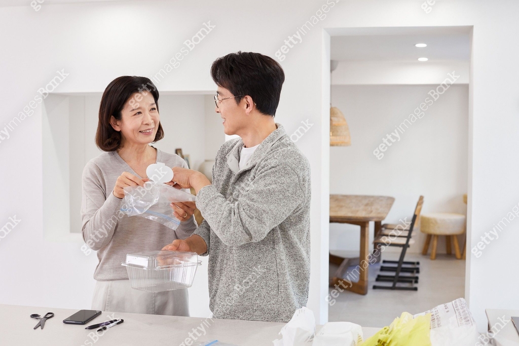 재활용 환경보호 재생자원 재료 플라스틱용기 용기 만들기 부부 이미지 Jv12679769 게티이미지뱅크