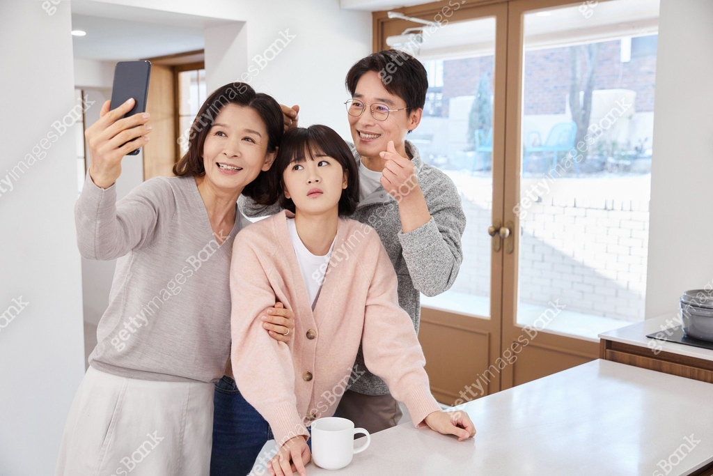아빠 엄마 스마트폰 스마트기기 정보장비 실버서퍼 커뮤니케이션 화상통화 인터넷전화 셀피 싫어함 컨셉