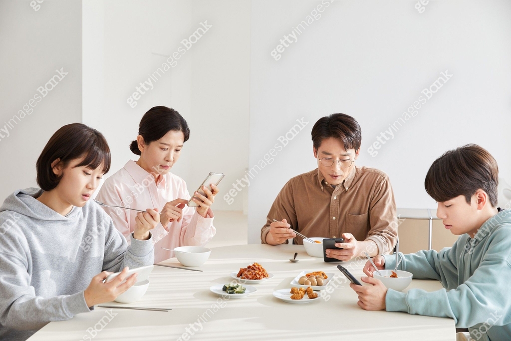 엄마 아빠 아들 딸 가족 식사 스마트폰 무관심 커뮤니케이션문제 커뮤니케이션 무표정 이미지