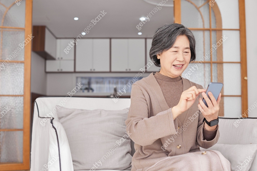 노인 성인 노인여자 성인여자 스마트기기 정보장비 실버서퍼 스마트폰 미소 이미지 Jv12683466