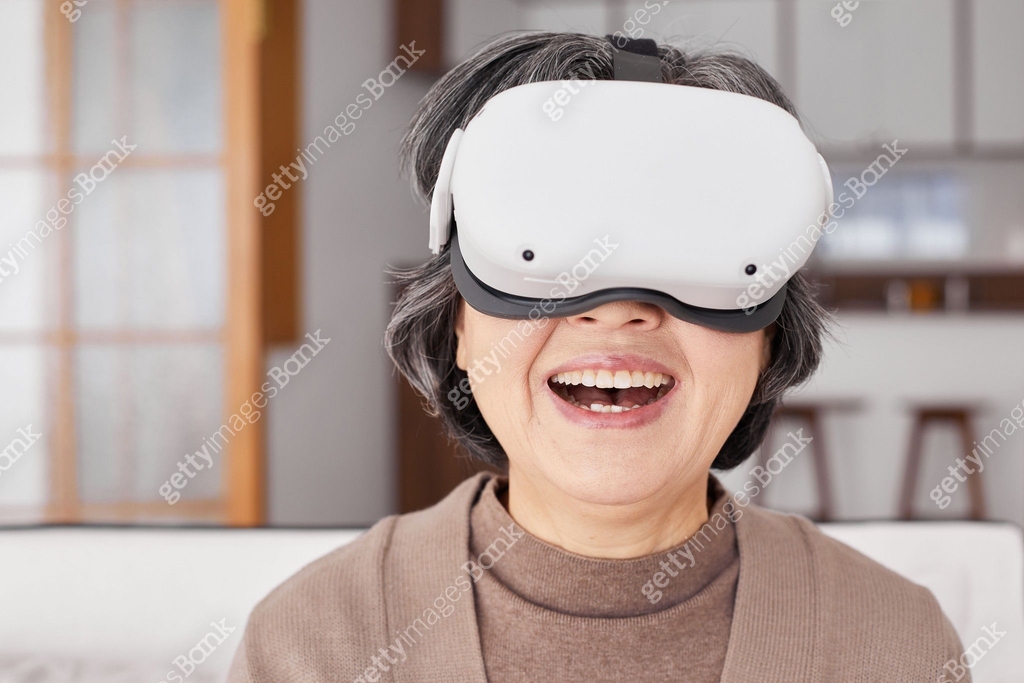 노인 성인 노인여자 성인여자 스마트기기 정보장비 실버서퍼 Vr기기 컴퓨터장비 가상현실 컨셉 즐거움