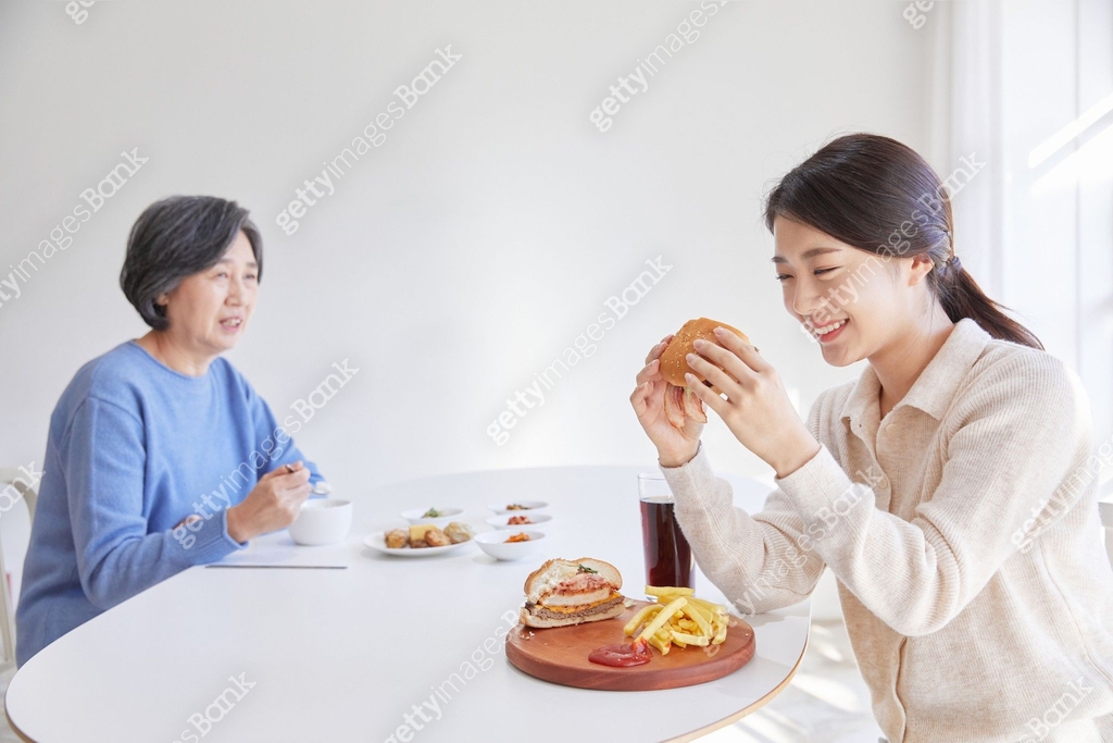 청년여자 성인여자 노인여자 성인여자 할머니 조부모 손녀 식사 햄버거 간편식 음식 개성 컨셉