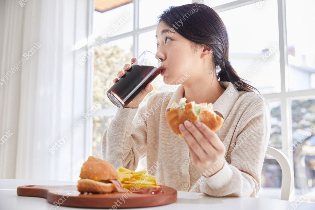 여성 군것질 Food And Drink 음식 햄버거 콜라 마시기 이미지 Jv12689609 게티이미지뱅크