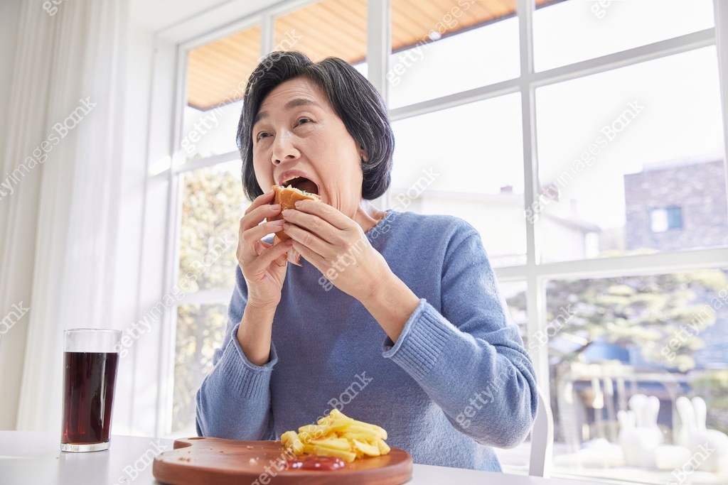 여성 군것질 Food And Drink 음식 햄버거 먹기 만족 컨셉 노인 성인 실버라이프 이미지