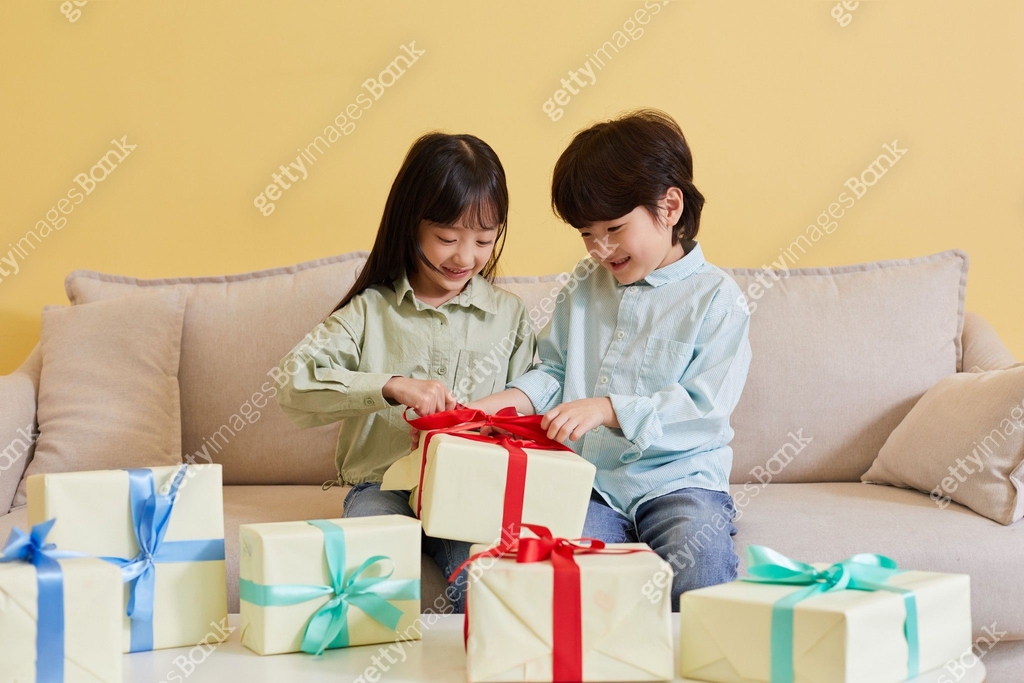 어린이 나이 소녀 여성 소년 남성 어린이날 홀리데이 선물상자 상자 생일선물 포장뜯기 물체묘사