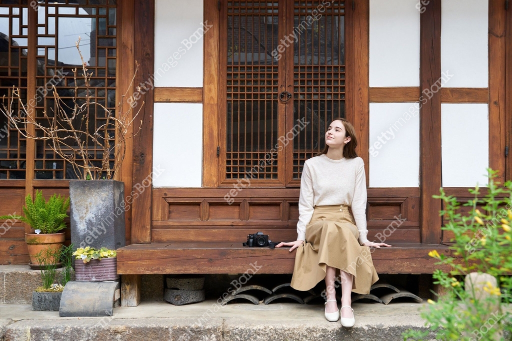 백인 인종 여행 여행자 역할 한옥 한국전통 여성 청년여자 성인여자 휴식 이미지 Jv12700212