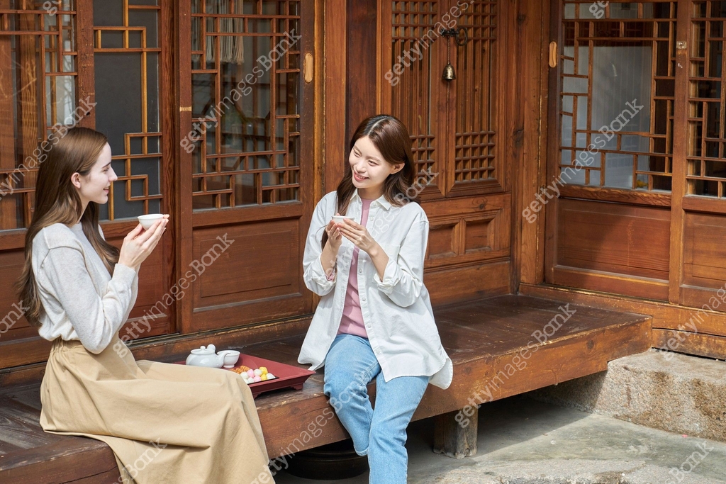 백인 인종 여행 여행자 역할 한옥 한국전통 여성 청년여자 성인여자 휴식 한국인 친구 다과상 한국