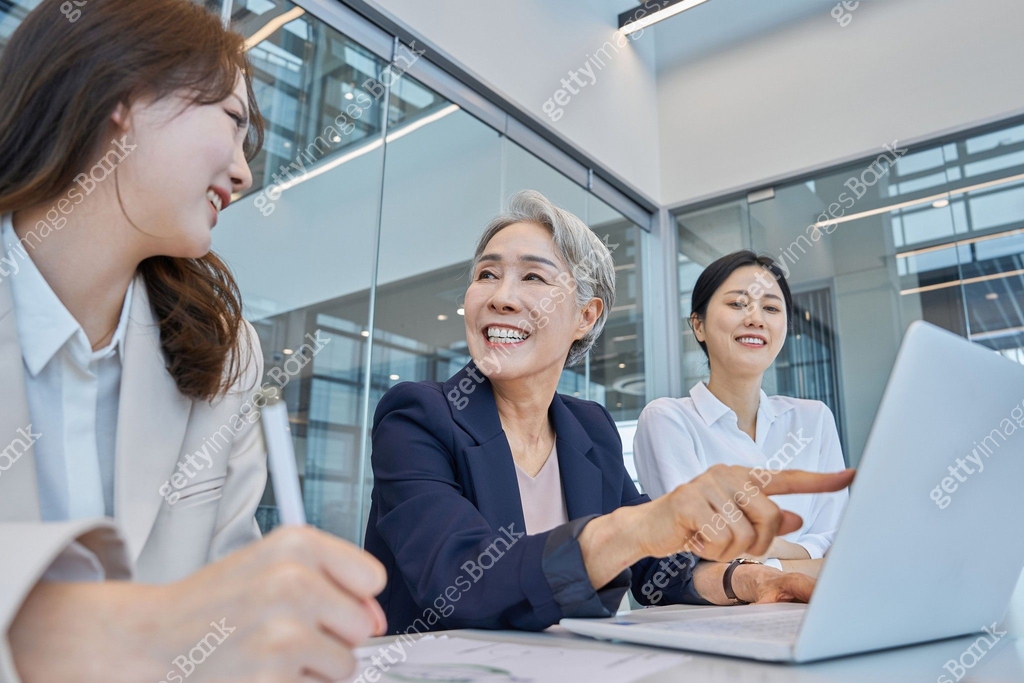 여성 Ceo 책임자 책임자 노인여자 성인여자 일하는노인 컨셉 미소 포인팅 이미지 Jv12969564
