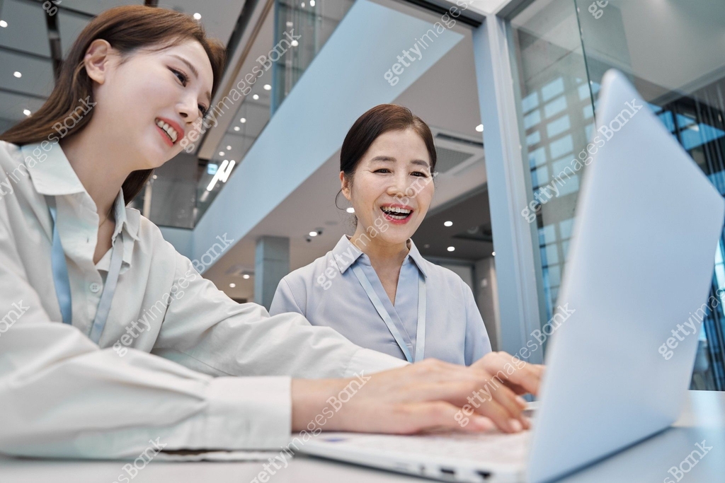 비즈니스 일 물리적활동 화이트칼라 전문직 노인여자 성인여자 가르침 배움 청년여자 성인여자 이미지