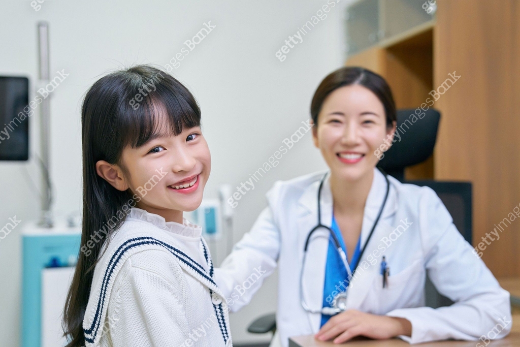 어린이 나이 소아과 의학 소아과의사 병원 의료시설 진찰 치료 청진기 심장박동듣기 진찰 미소 밝은