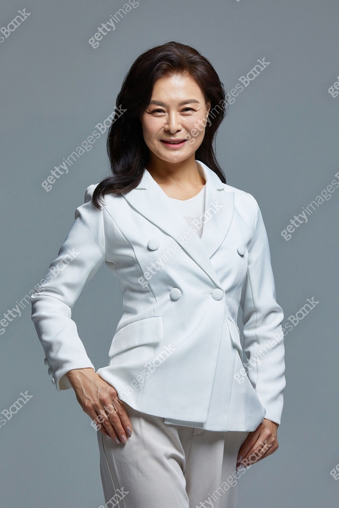 여성 중년 성인 중년여자 성인여자 의료성형뷰티 주제 자신감 비즈니스 주제 비즈니스우먼 화이트칼라