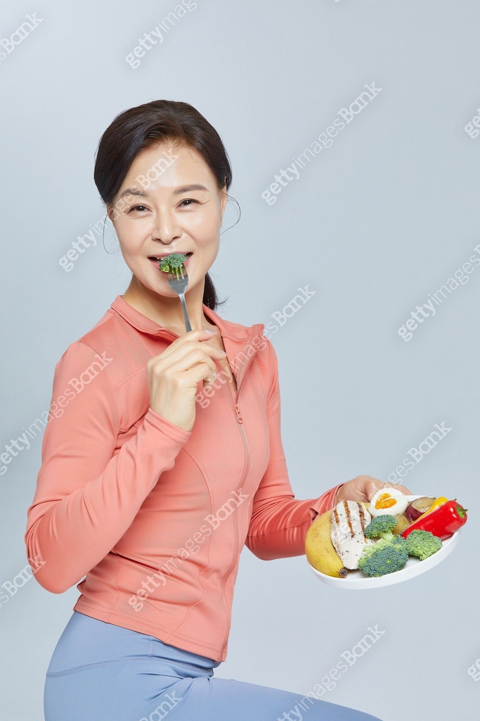 중년 성인 중년여자 성인여자 의료성형뷰티 주제 뷰티 식단 다이어트 건강관리 이미지 Jv13148951