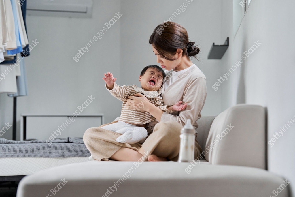 여성 성별 육아 엄마 2세에서3세 미취학어린이 가족 인간관계 눈물 걱정 어두운표정 이미지