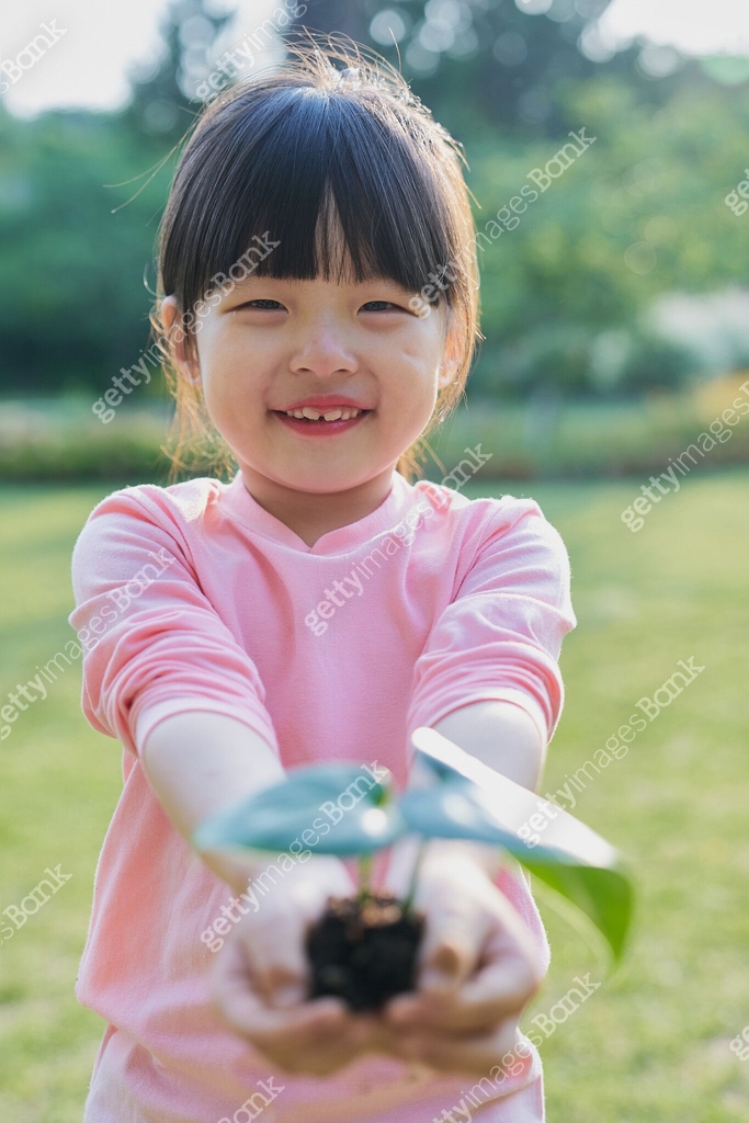 사람손 주요신체부분 식물 흙 잎 들어올리기 물리적활동 미소 웃음 소녀 이미지 Jv13650627 게티