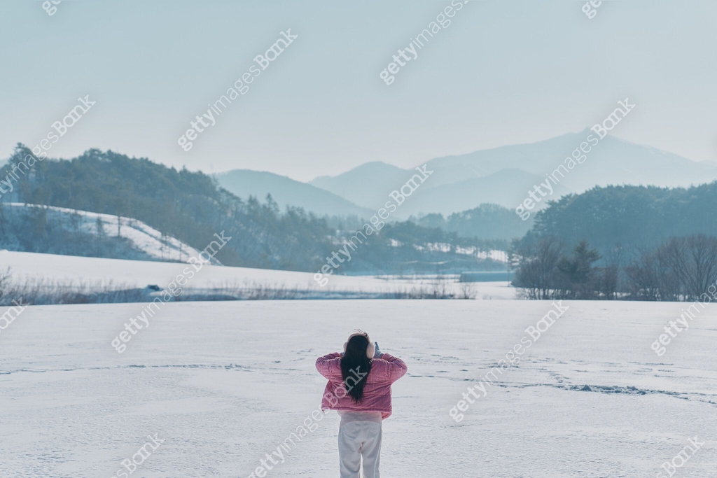 겨울 계절 눈 얼어있는물 설경 청년여자 성인여자 국내여행 여행 이미지 Jv13815338 게티이미지뱅크