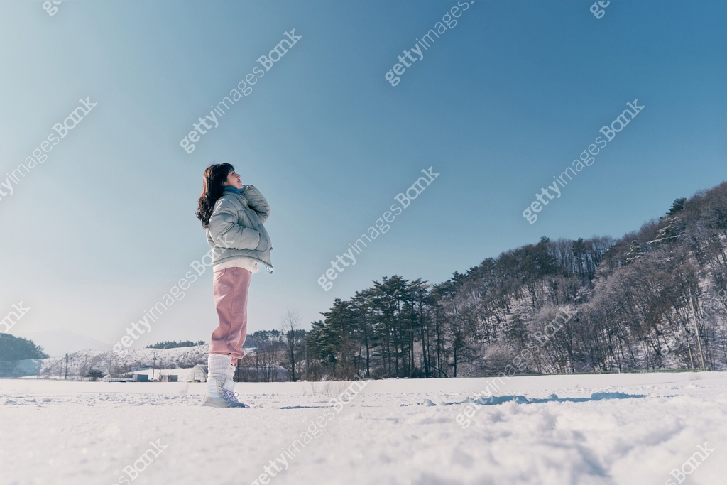 겨울 계절 눈 얼어있는물 설경 청년여자 성인여자 국내여행 여행 이미지 Jv13817098 게티이미지뱅크