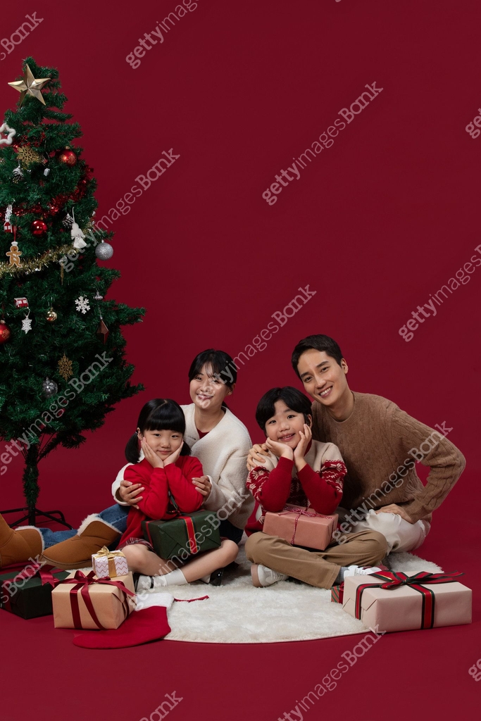 크리스마스 국경일 가족 인간관계 소년 남성 소녀 여성 크리스마스트리 부모 가족구성원 이미지