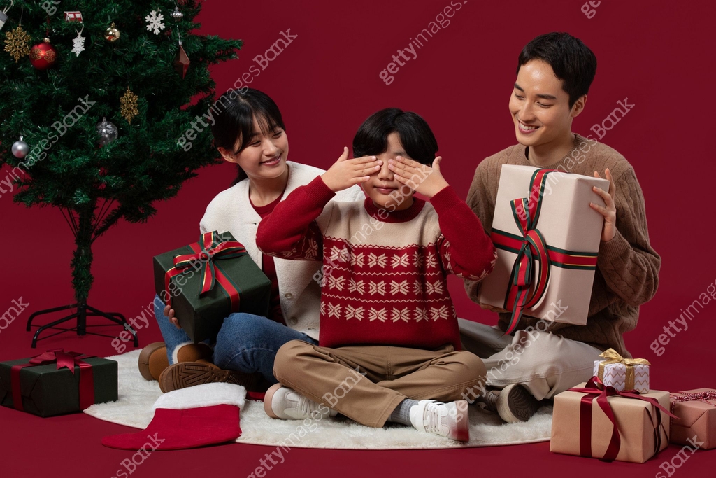 크리스마스 국경일 가족 인간관계 소년 남성 크리스마스트리 부모 가족구성원 이미지 Jv13754535