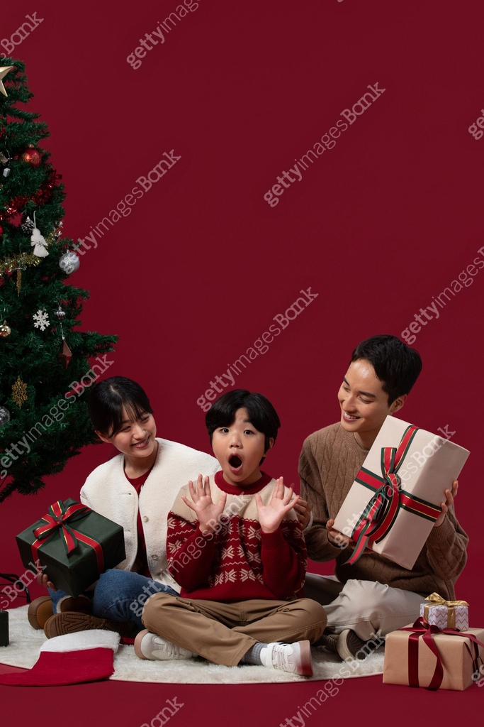 크리스마스 국경일 가족 인간관계 소년 남성 크리스마스트리 부모 가족구성원 이미지 Jv13754538