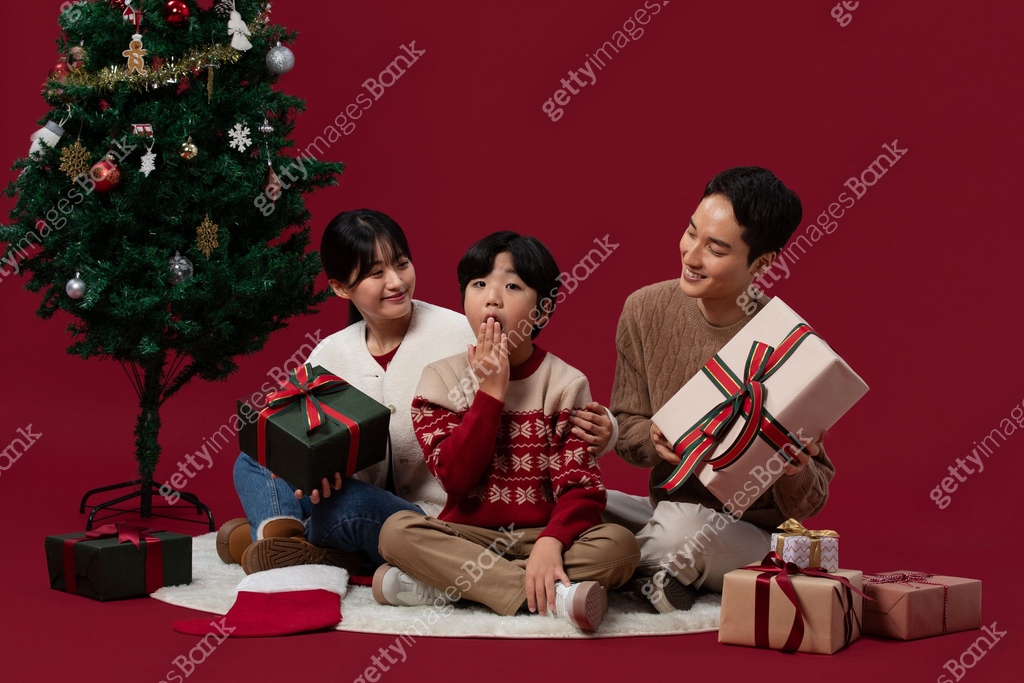 크리스마스 국경일 가족 인간관계 소년 남성 크리스마스트리 부모 가족구성원 이미지 Jv13754540