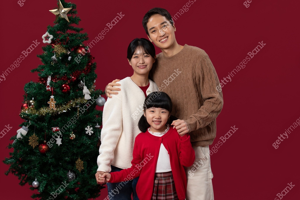 크리스마스 국경일 가족 인간관계 소녀 여성 크리스마스트리 부모 가족구성원 이미지 Jv13754556