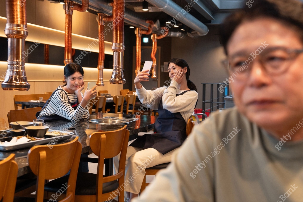 고기집 회식 친목회 송년회 연례행사 상인 소매업자 무시 어두운표정 사회이슈 주제 소음 컨셉