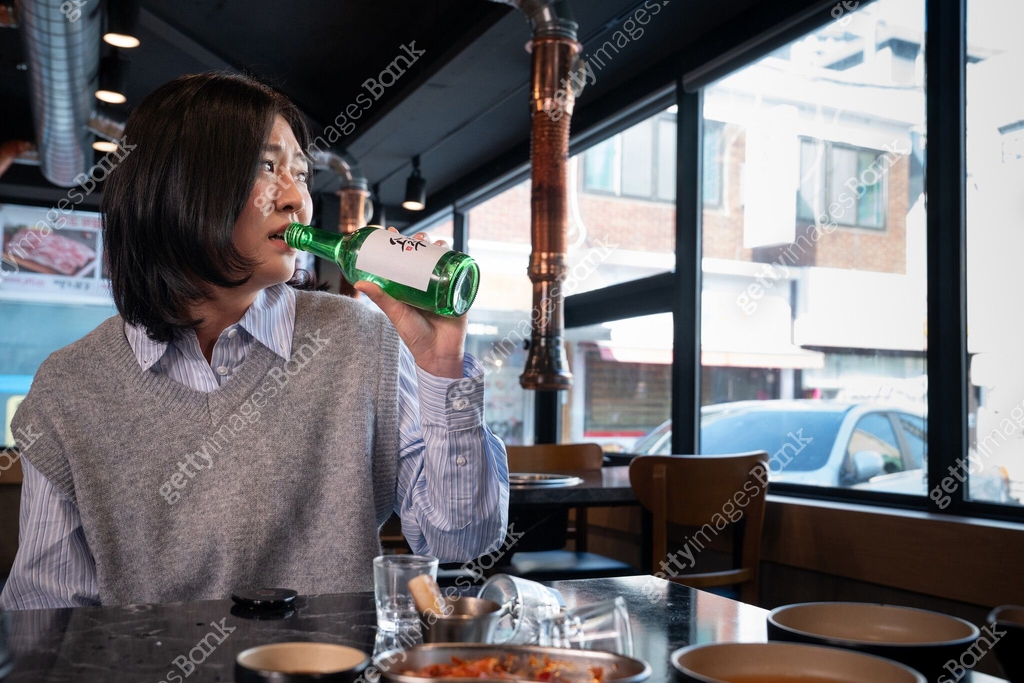 술취함 물체묘사 회식 친목회 고기집 송년회 연례행사 우울 슬픔 피로 물체묘사 혼술 컨셉 이미지