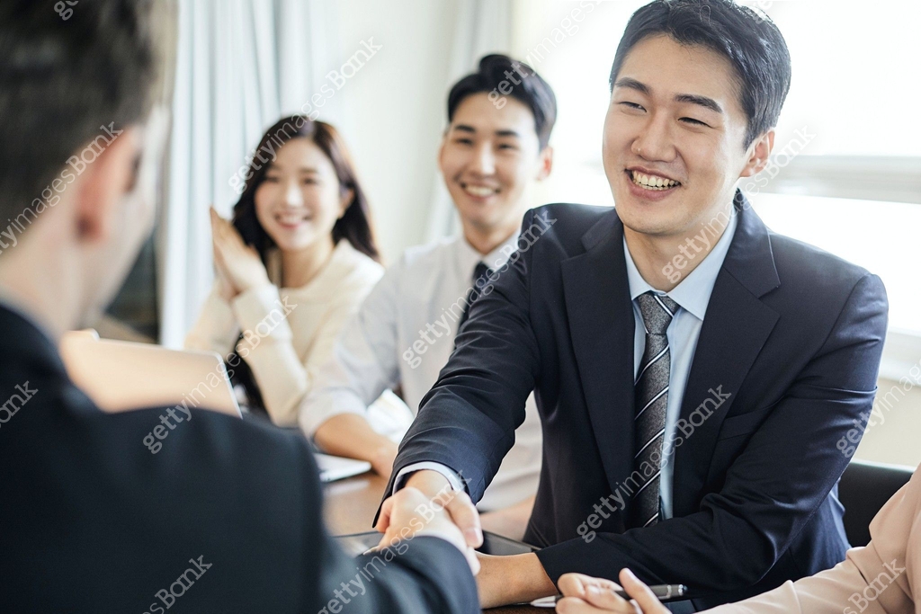 비즈니스 비즈니스 주제 사업관계 비즈니스 비즈니스맨 사업가 글로벌비즈니스 함께함 컨셉 미팅 협력 금융 합의 컨셉 일 물리적활동 성공