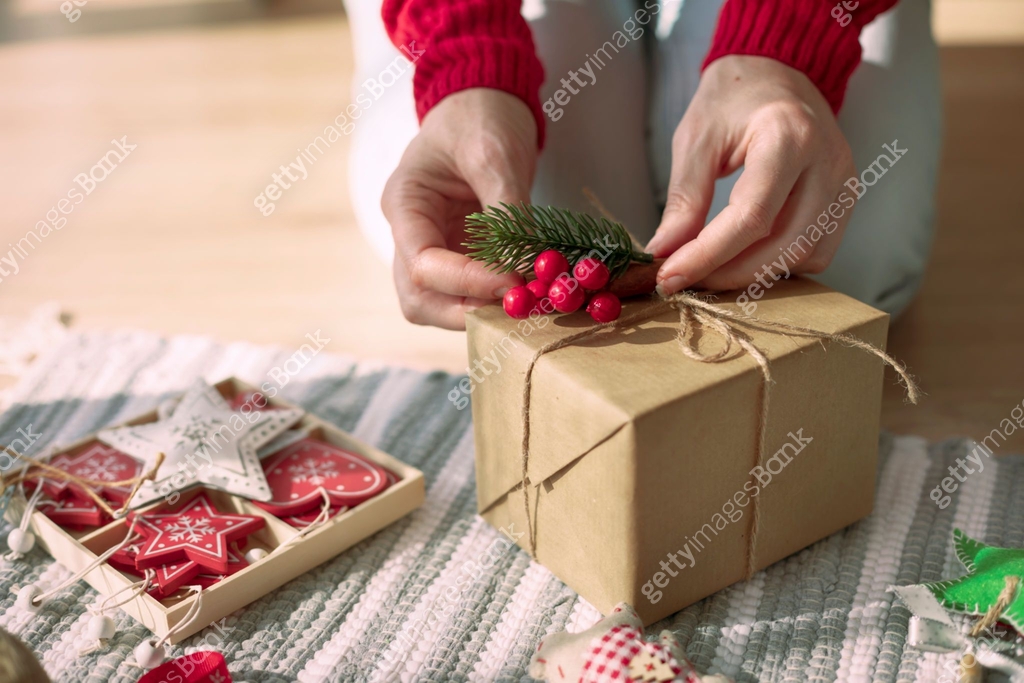 Woman Wrapping Christmas Presents 이미지 2183283207 게티이미지뱅크